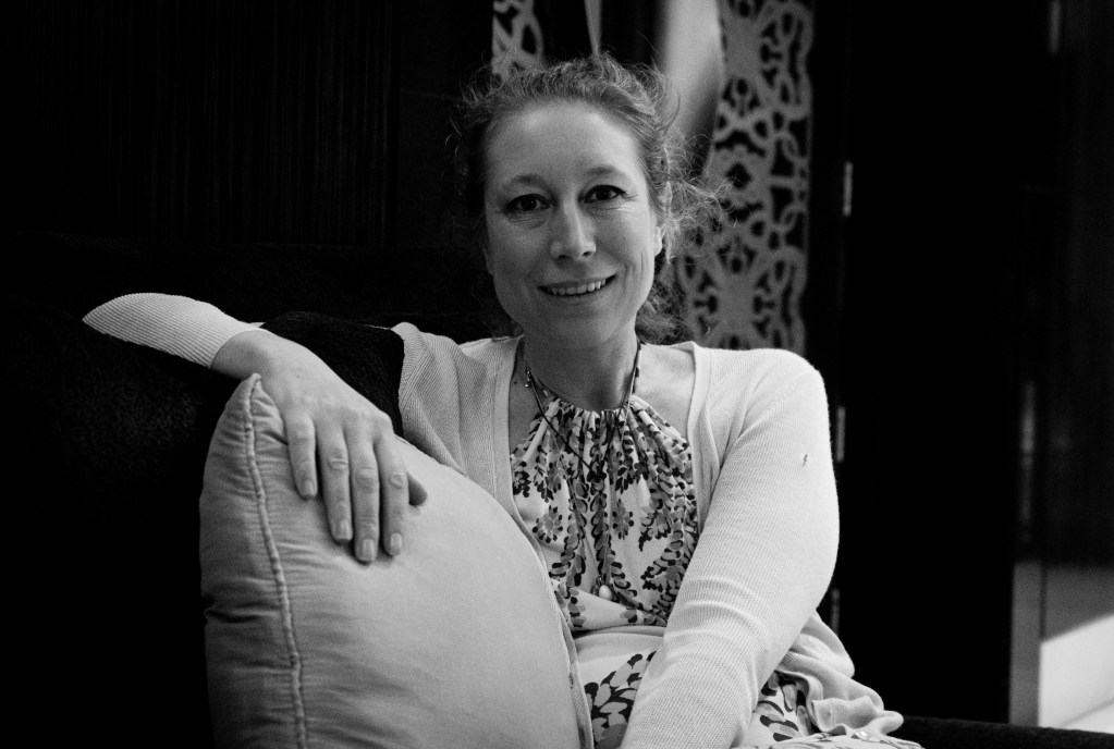 Nina Raine: "En el teatro me puedo esconder detrás de los personajes y ...