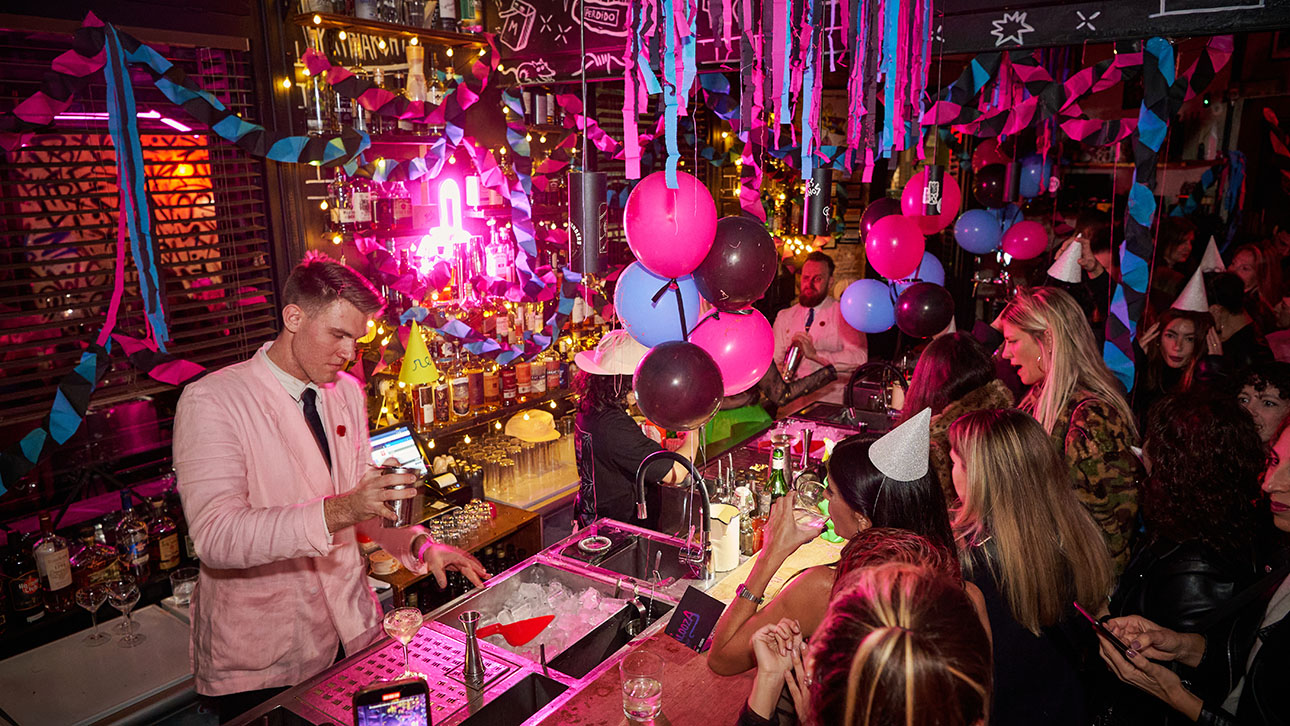 Tres Monos: el bar más rocker de Palermo cumplió 4 años y lo festejó a ...